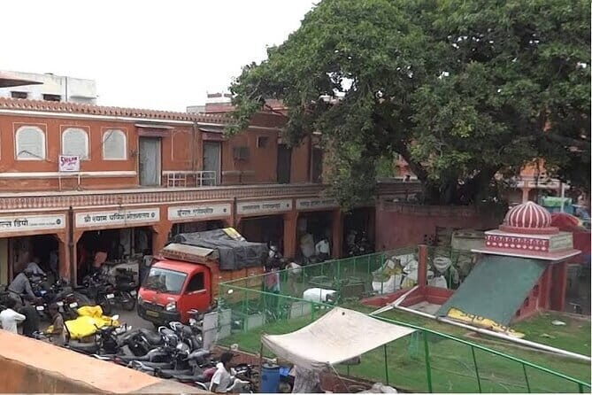 A Trail Of Temples And Traditions In Jaipur With Dinner - Exploring Jaipur’s Temples and Bazaars: A Practical Guide