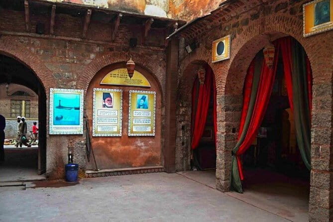 A walk through history culture and vibrant markets of Delhi - Key Points