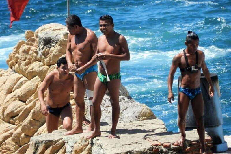 -Acapulco: Cliff Divers at La Quebrada with Lunch and Drinks - What’s the core appeal? Watching Acapulco’s legendary cliff divers in action