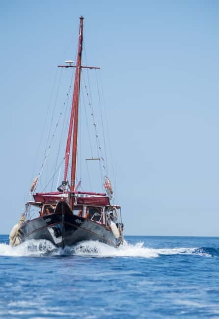 Aegina & Moni: Private Day Cruise - The Vessel and Onboard Comforts