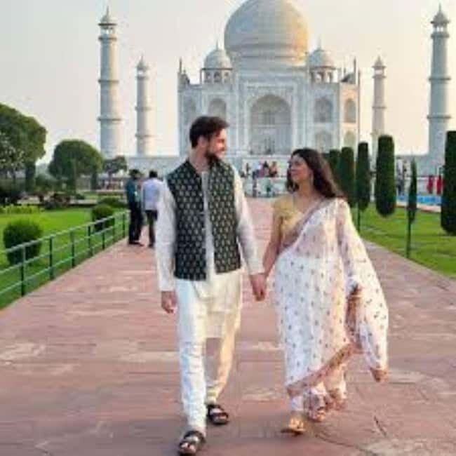 Agra: Skip the Line Taj Mahal with photographer & Dress Rent - What This Tour Offers in Detail