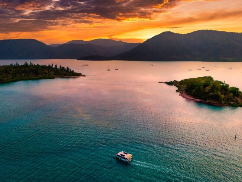 Airlie Beach: Bottoms Up Sunset Cruise with Drink - Key Points