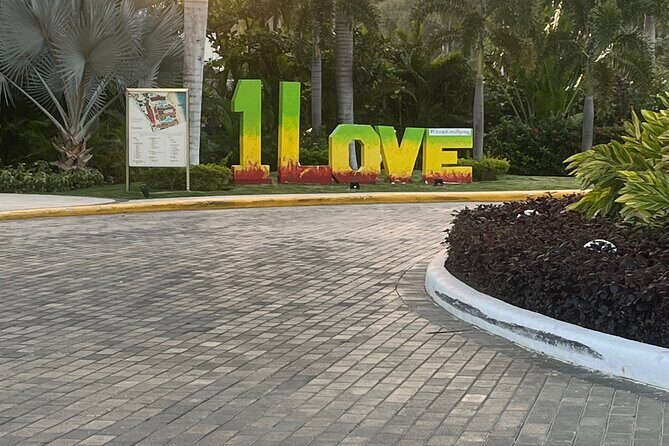 Airport Private Round Trip Transfer - The Experience Through the Lens of Reviews