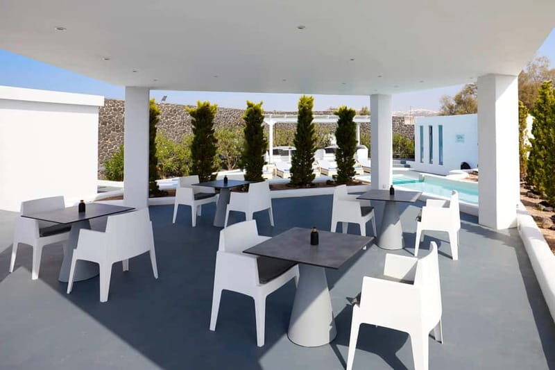 Akrotiri: Couples Massage Dinner & Pool Access - Who Should Consider This Experience?