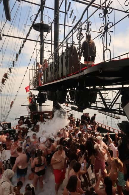 Alanya: Pirate Boat Party with Foam, Disco, Lunch & Drinks - Facilities and Comfort
