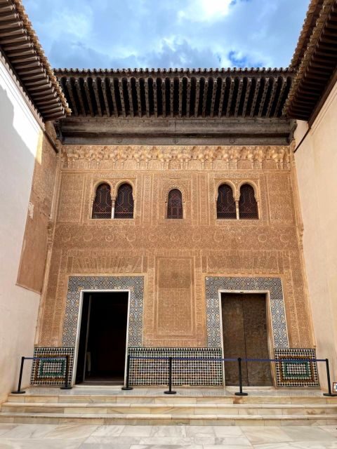 Alhambra and Nasrid Palaces Guided Tour with Tickets - Key Points
