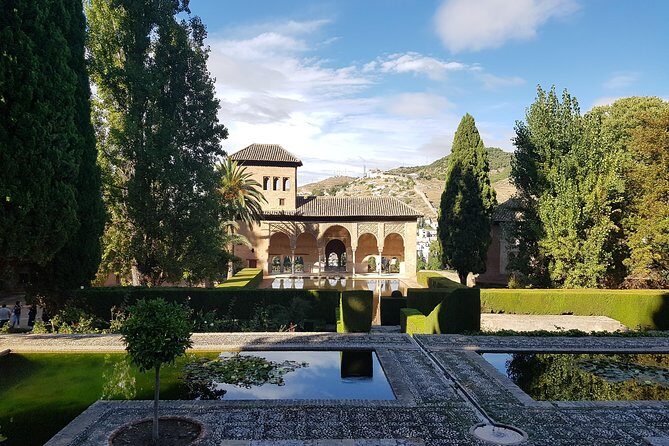 Alhambra Sultan Gardens ,Palaces and towers .Skip the line - Key Points