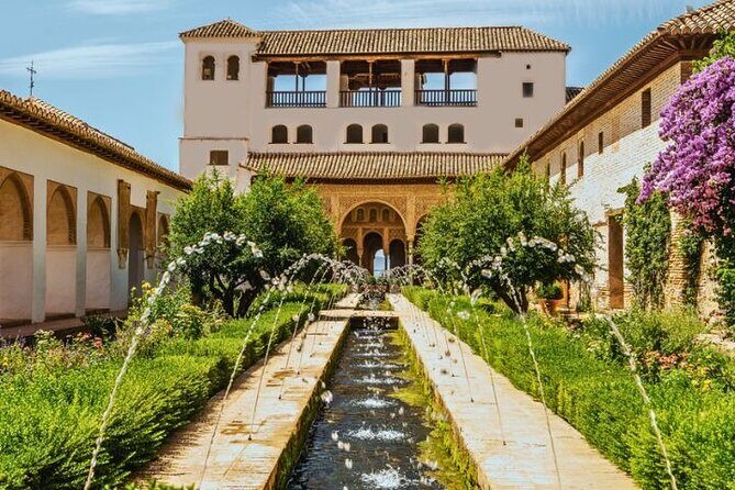 Alhambra: tour with Generalife and Alcazaba. Admission not included - Exploring the Itinerary in Detail