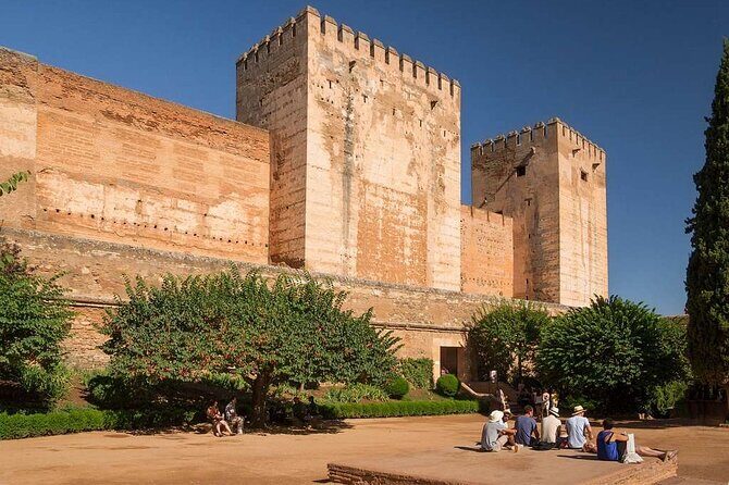 Alhambra tour with Generalife Palace and gardens - Key Points