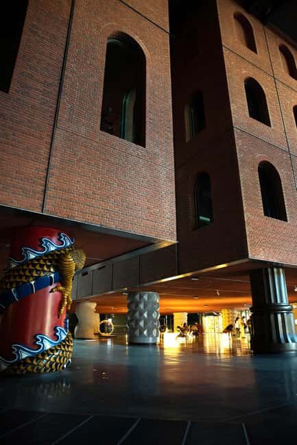 Alhóndiga de Bilbao: Art explained by Artists - Exploring the Historic and Modern Spaces