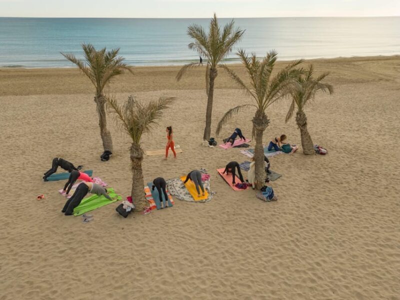 ALICANTE: Sunrise Yoga class on the beach & breakfast - Key Points