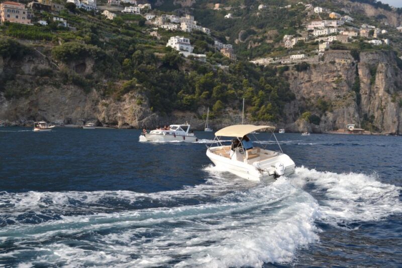 Amalfi coast: Rent boats in Salerno without license - Key Points