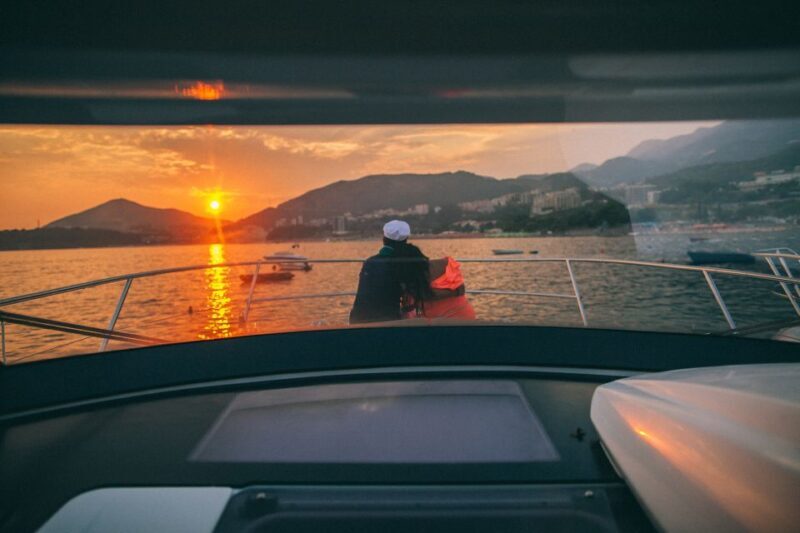Amalfi Coast: Romantic Sunset Cruise with Music & Cocktails - Key Points