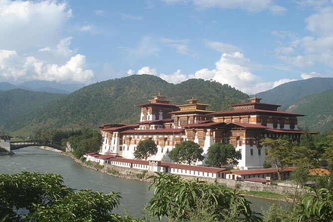 Amazing Bhutan in 7 Days - Discovering Bhutan in 7 Days: An Honest, Practical Review