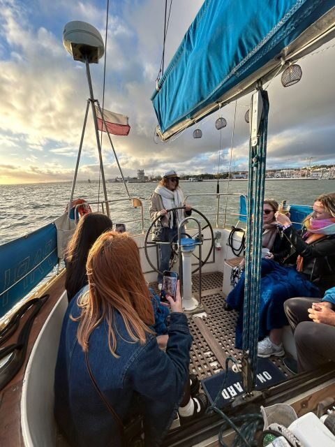 Amazing Lisbon Private Boat Tour with drinks - Key Points
