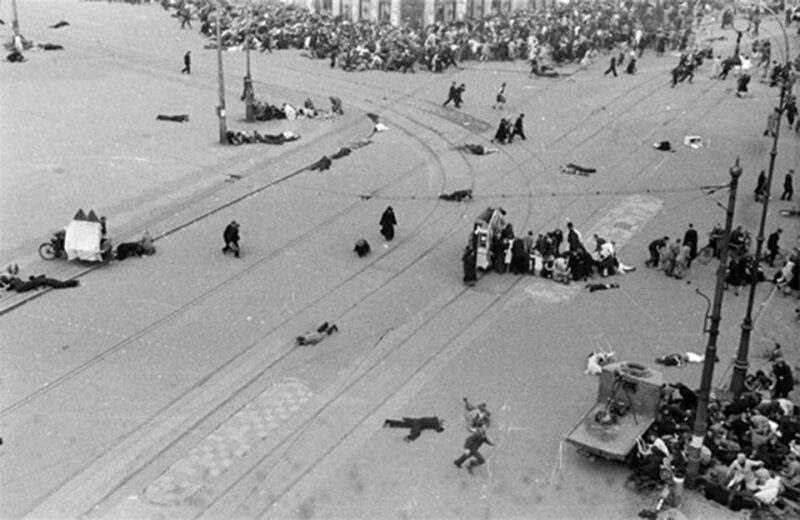 Amsterdam: Anna Frank and World War II History Walking Tour - Exploring the Jewish District and Memorials