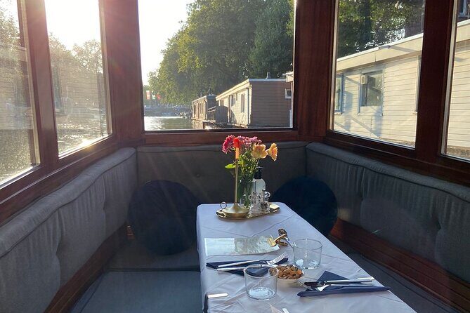 Amsterdam Breakfast Cruise on Private Luxury boat - 2hrs - Discovering the Amsterdam Canal Experience