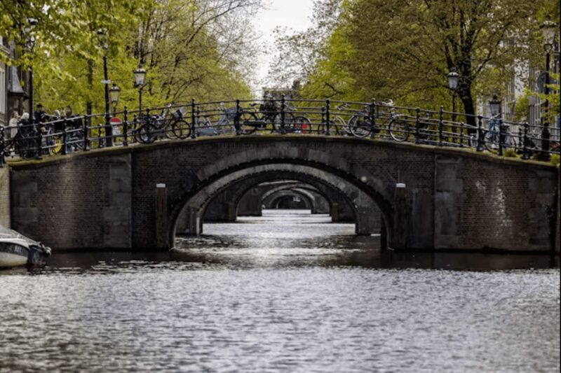 Amsterdam: City Highlights Small Boat Canal Cruise with host - The Experience: What You Can Expect