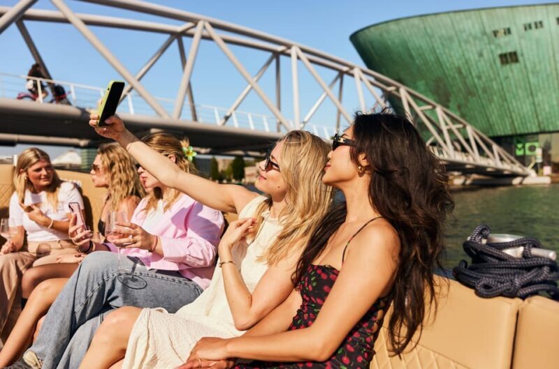 Amsterdam: Cozy Evening Canal Cruise With Open Bar Option - Introduction