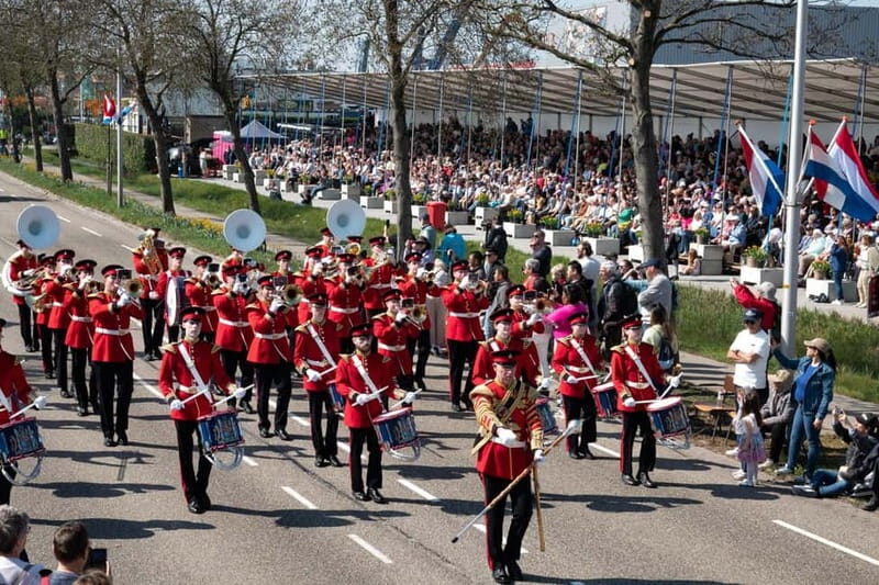 Amsterdam: Day Trip to Flower Parade & Keukenhof on April 18 - Keukenhof Gardens: A Floral Wonderland