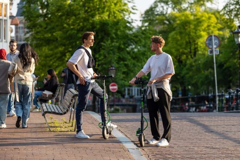Amsterdam: Elec. Scooter Tour Golden Hidden A'dam (3h) - FAQ