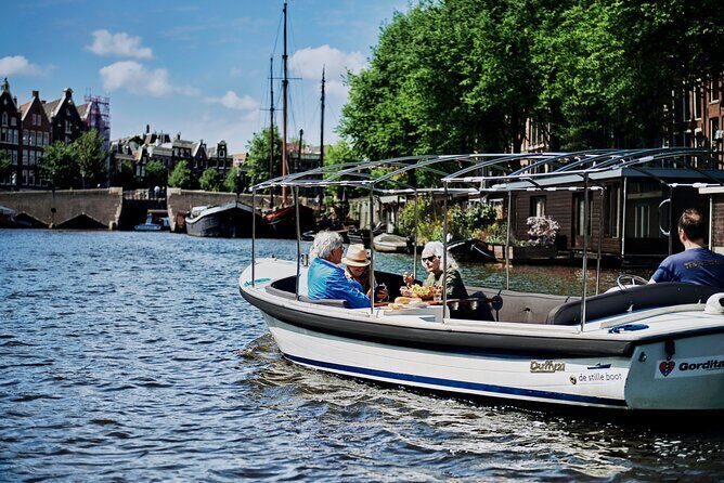 Amsterdam Essence in German: 90-minute waterway trip - An In-Depth Look at the Canal Experience