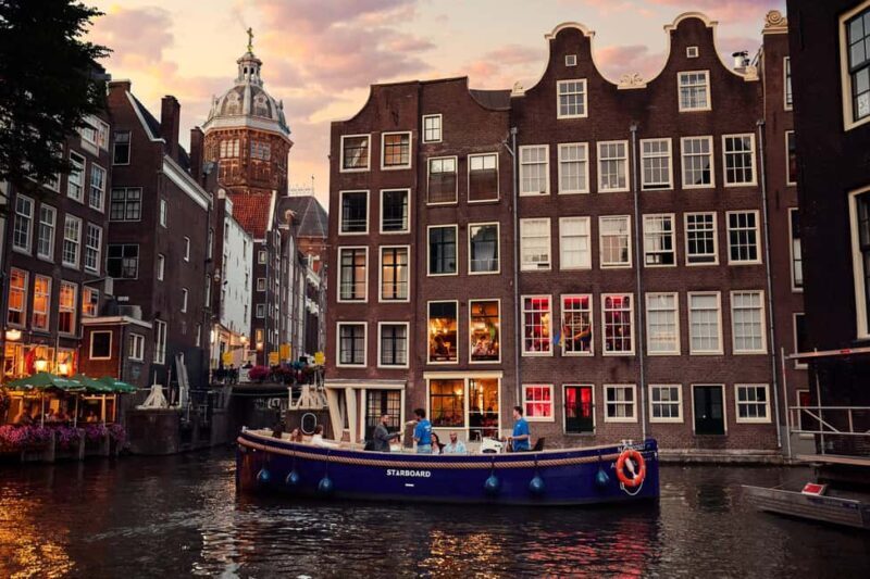 Amsterdam: Evening Canal Cruise With Unlimited Drinks Option - Drinks, Atmosphere, and Additional Perks