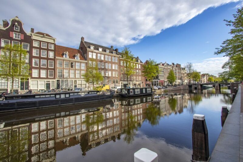 Amsterdam: Express Walk with a Local in 90 minutes - Why the Small Group Matters
