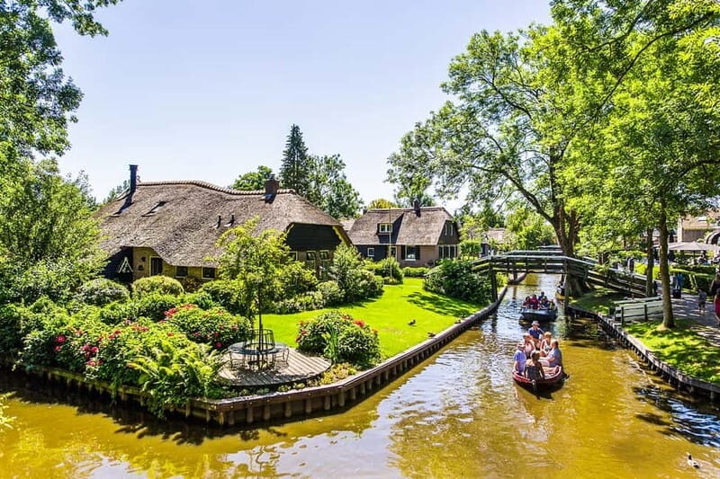 Amsterdam: Giethoorn Tour with Boat Ride & Afsluitdijk Visit - Exploring Giethoorn: The Village of Canals