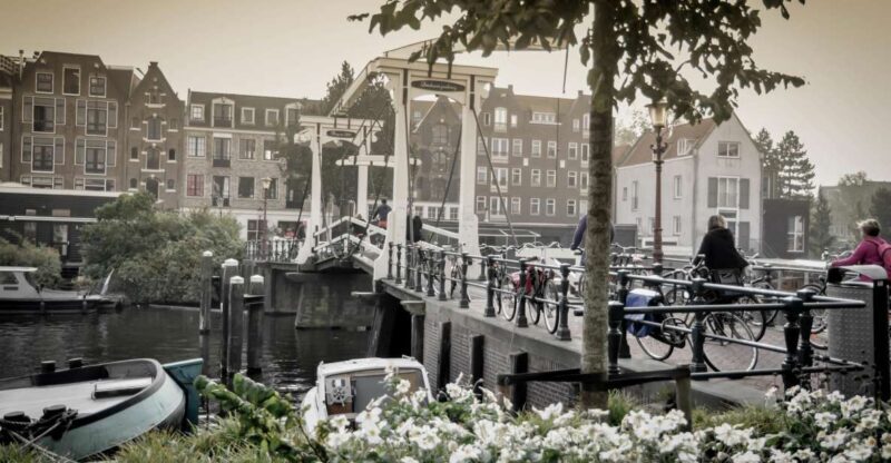 Amsterdam: Guided City Bike Tour in French - The Ride Through Amsterdam: What to Expect