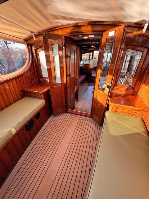 Amsterdam: Historic Boat Cruise with open bar and nibbles - Why This Experience Offers Great Value