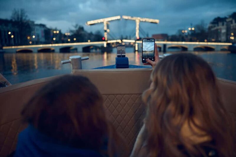 Amsterdam: Light Festival Boat with Unlimited Drinks & Snack - Who Is This Tour Best For?