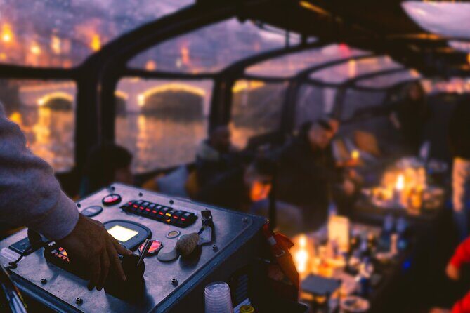 Amsterdam: Light Festival Cruise with Unlimited Drinks Option - Drinks and Atmosphere