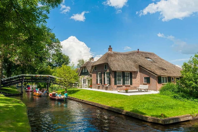 Amsterdam: Live GuideD Giethoorn Boat Tour & Cheese Platter - Key Points