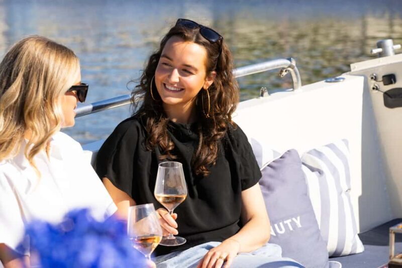 Amsterdam: Moët & Chandon Gourmet Dinner Cruise - The Service & Atmosphere
