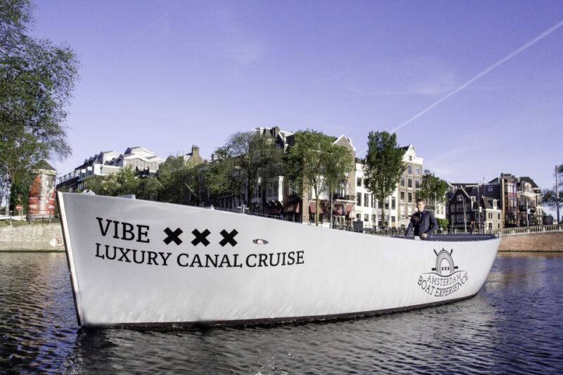 Amsterdam: Private BBQ Cruise with Personal Chef & Drinks - Drinks and Atmosphere