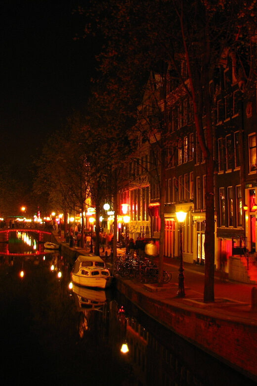 Amsterdam: Private Red Light District Tour in Spanish - Why This Tour Stands Out