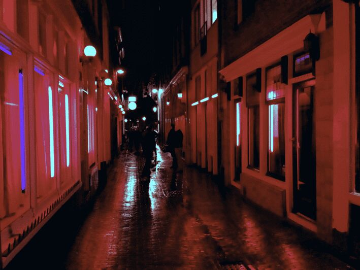 Amsterdam: Private Red Light District Tour in Spanish - Authenticity and the Guide’s Role