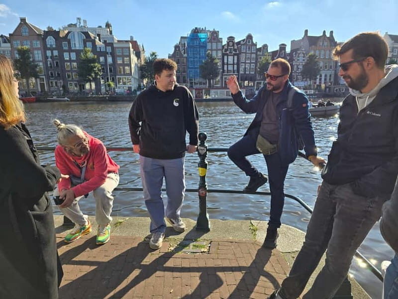 Amsterdam: Private walking tour with Coffee & Anne Frank VR - Key Points