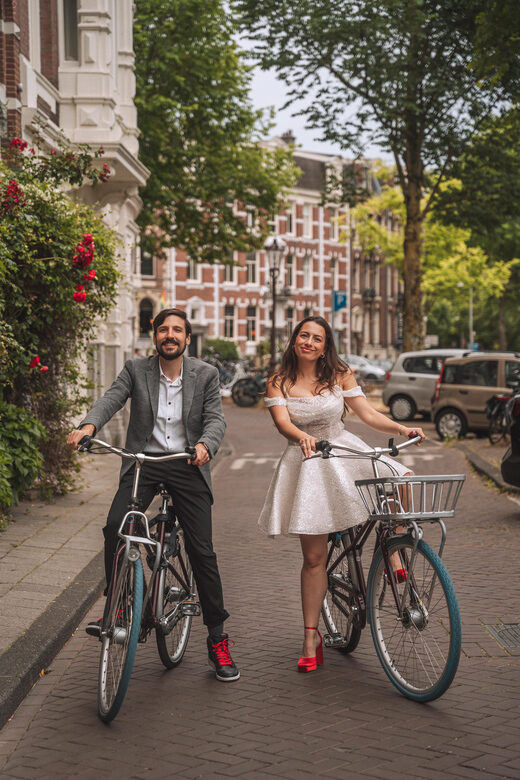 Amsterdam: Professional Photoshoot at the Canals - Learning About Your Photoshoot: What Really Sets It Apart