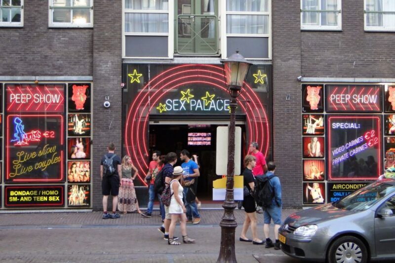 Amsterdam: Red Light District and Local Pub Tour - Practical Tips for Participants
