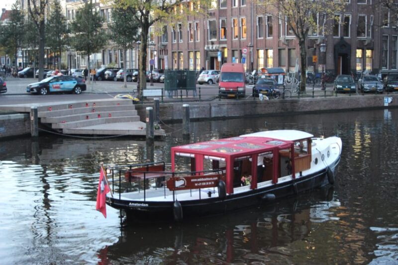 Amsterdam: Small-Group Canal Cruise incl. Drinks and Snacks - What Reviews Tell Us