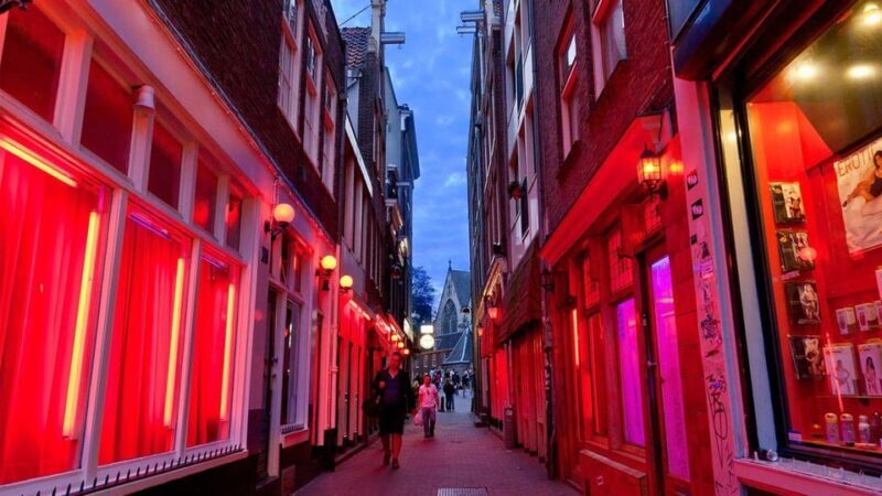 Amsterdam: Spanish Tour Unmasking the Redlight District - A Detailed Look at the Tour Experience