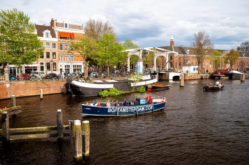 Amsterdam:Old City Canal Cruise with Live Guide and Open Bar - Key Points