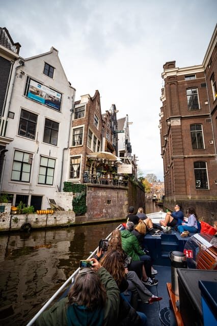 Amsterdam:Old City Canal Cruise with Live Guide and Open Bar - Who Should Book This Tour?