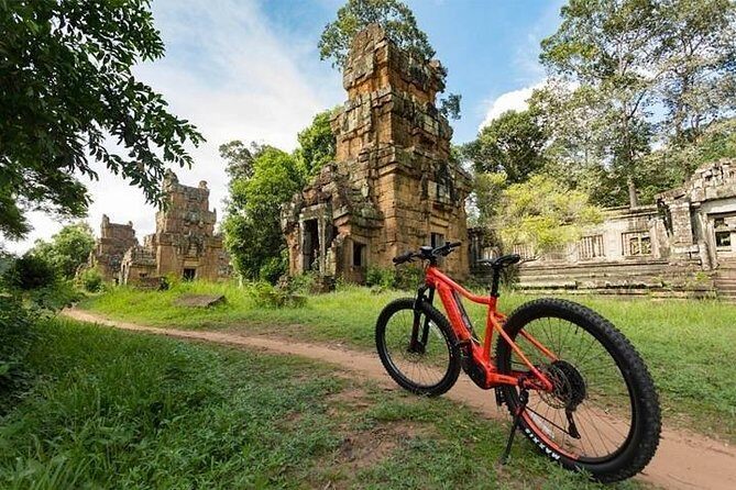 Angkor Wat & Bayon: the Smiling Temple Bike Tour - Detailed Breakdown of the Itinerary