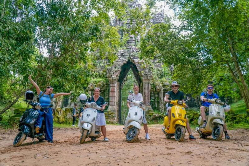 Angkor Wat: Guided Vespa Tour inclusive lunch at local house - Transportation and Group Size