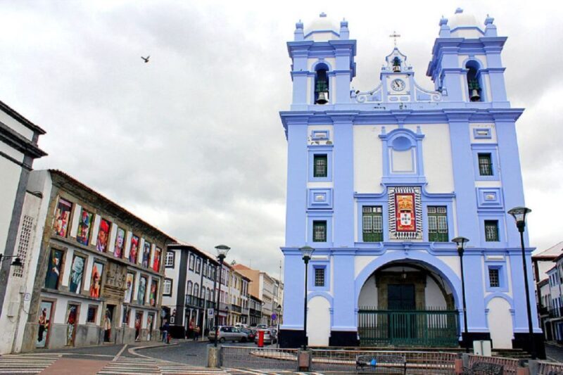 Angra do Heroísmo: Walking Tour with Local Pastry and Coffee - Exploring the Igreja da Misericórdia