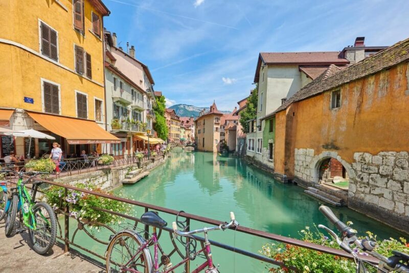 Annecy: Express Walk with a Local in 60 minutes - The Tour’s Flow: A Typical Experience