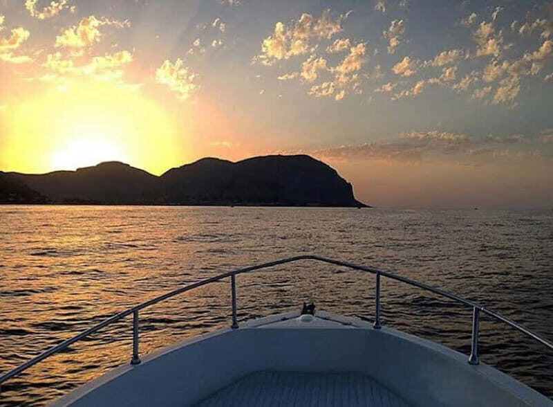 Aperitif on a boat at sunset at the Queen Cave - Key Points